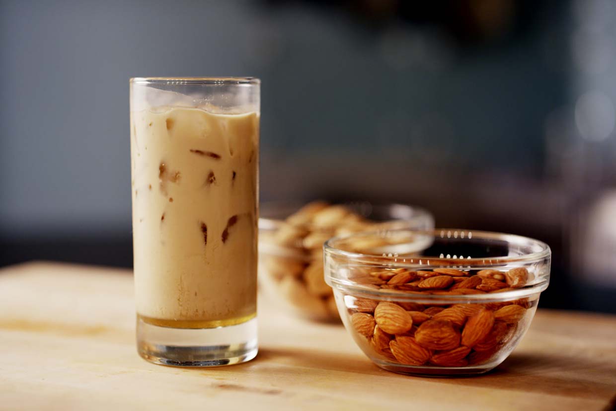 Café con Bebida Fría de Almendras